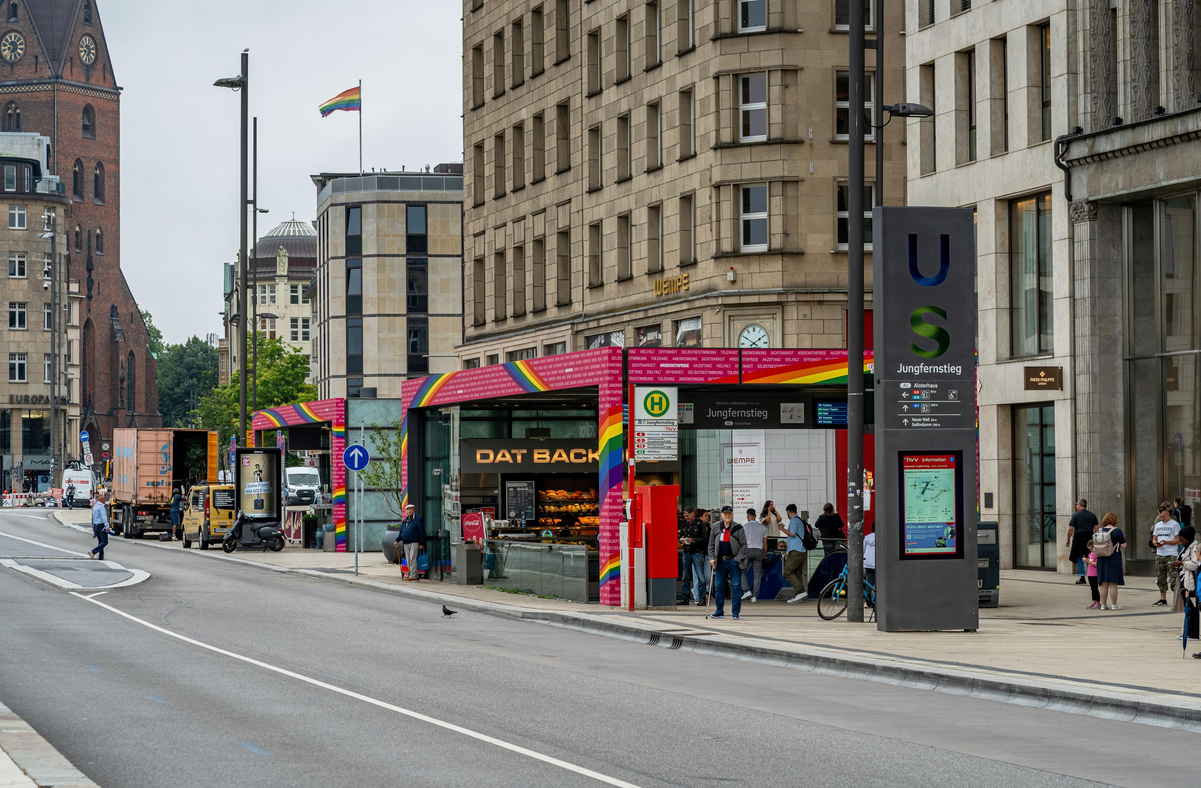HOCHBAHN zeigt Flagge am Jungfernstieg